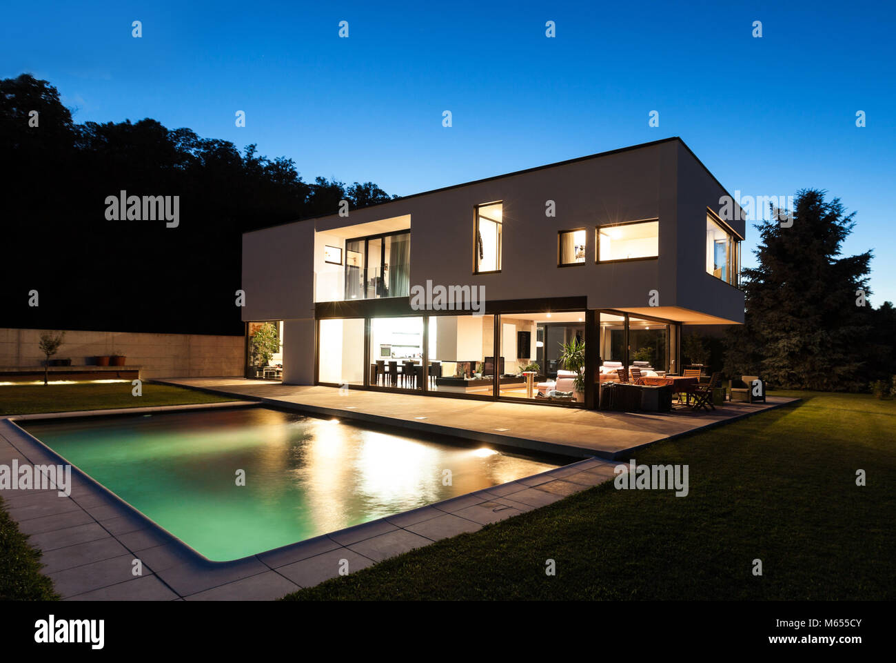 Modern villa night hi-res stock photography and images - Alamy