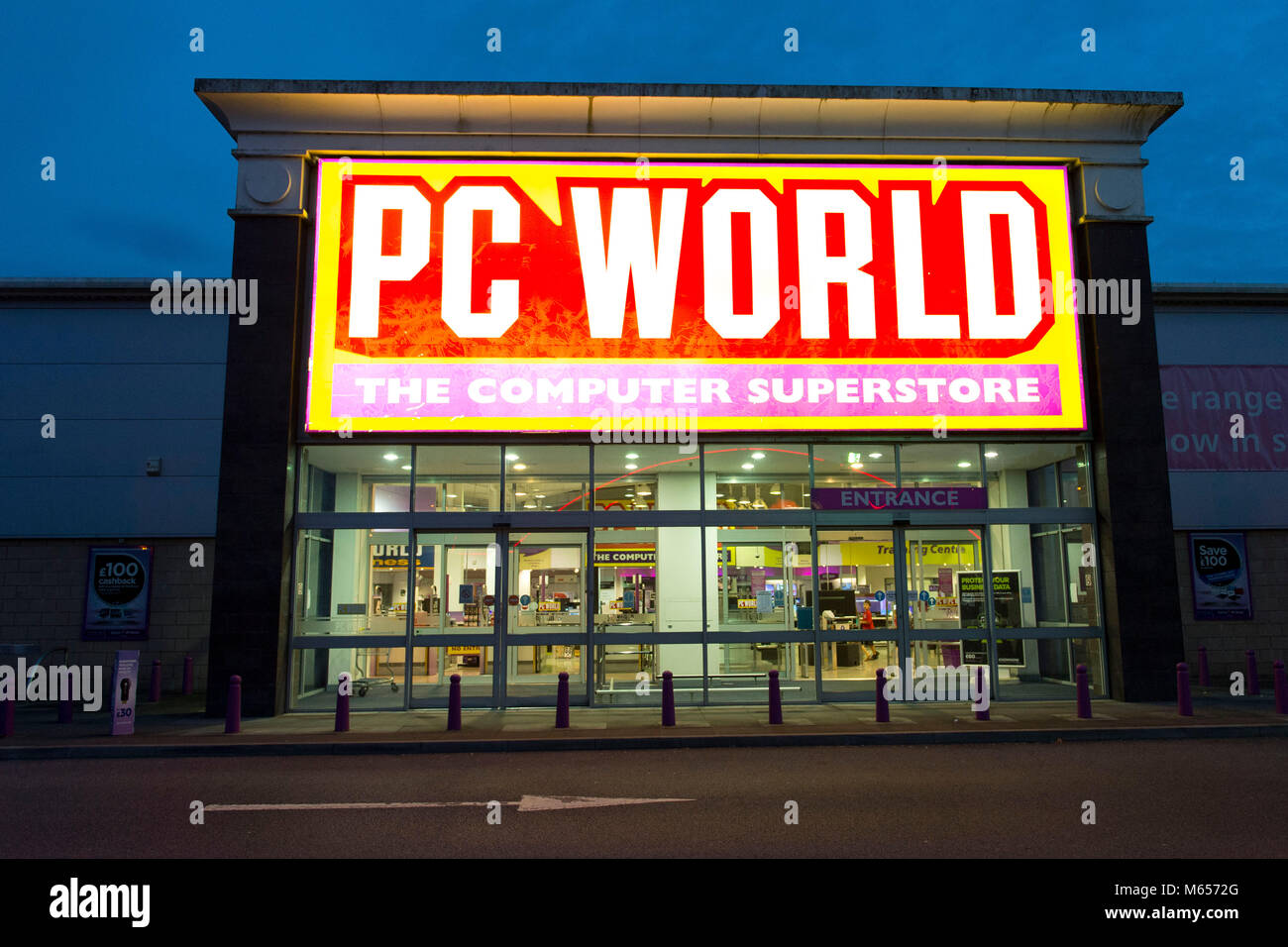 Pc world computer store sign hi-res stock photography and images - Alamy