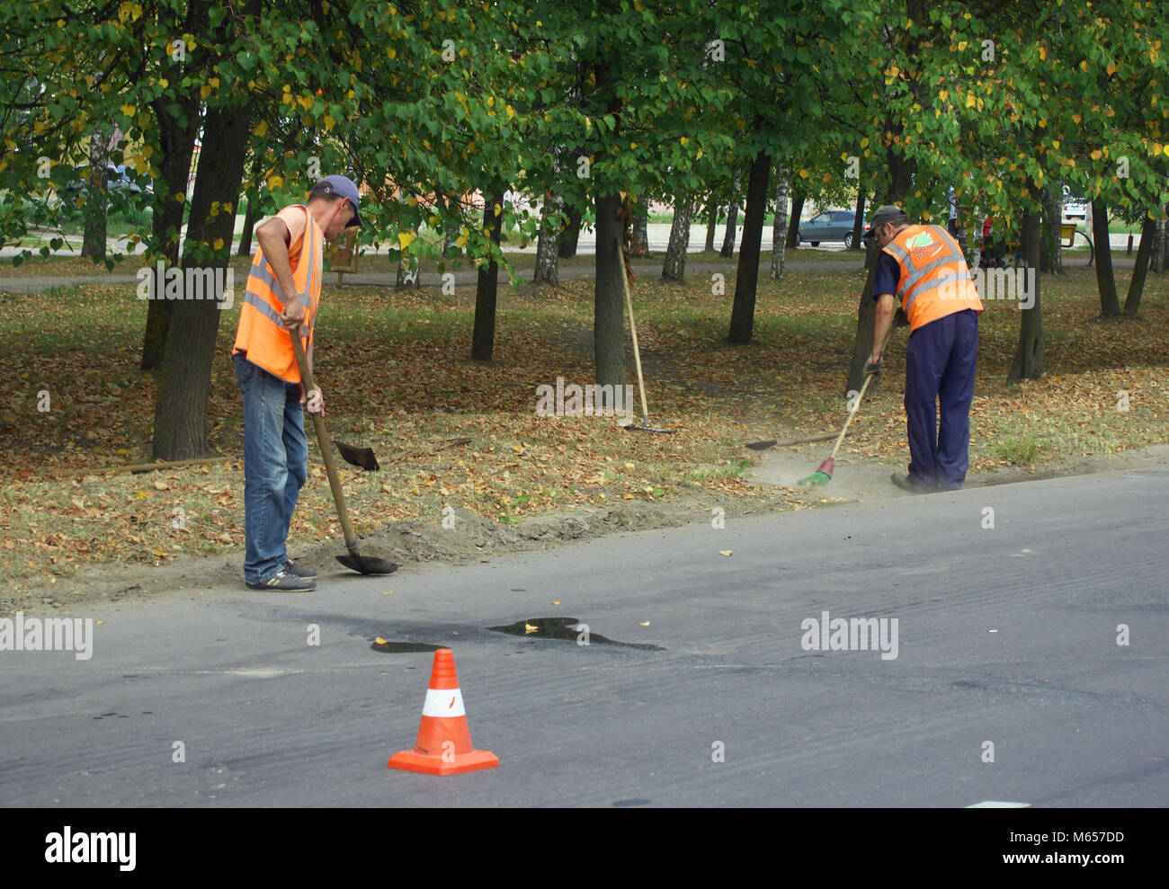 Delhi road sweeper hi-res stock photography and images - Alamy