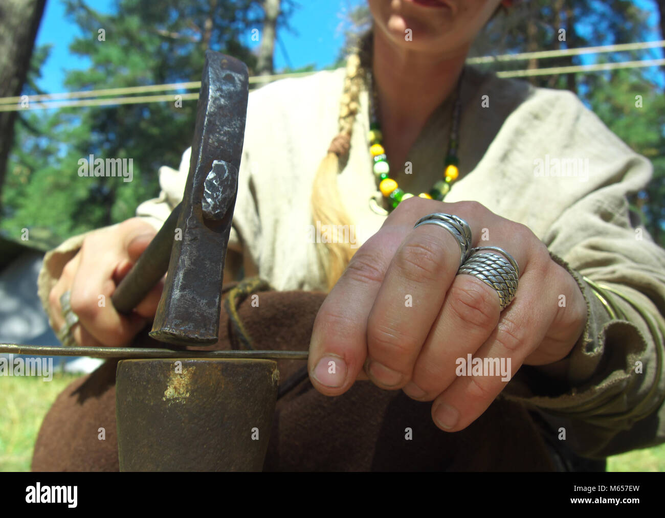 Forging the metal hi-res stock photography and images - Alamy