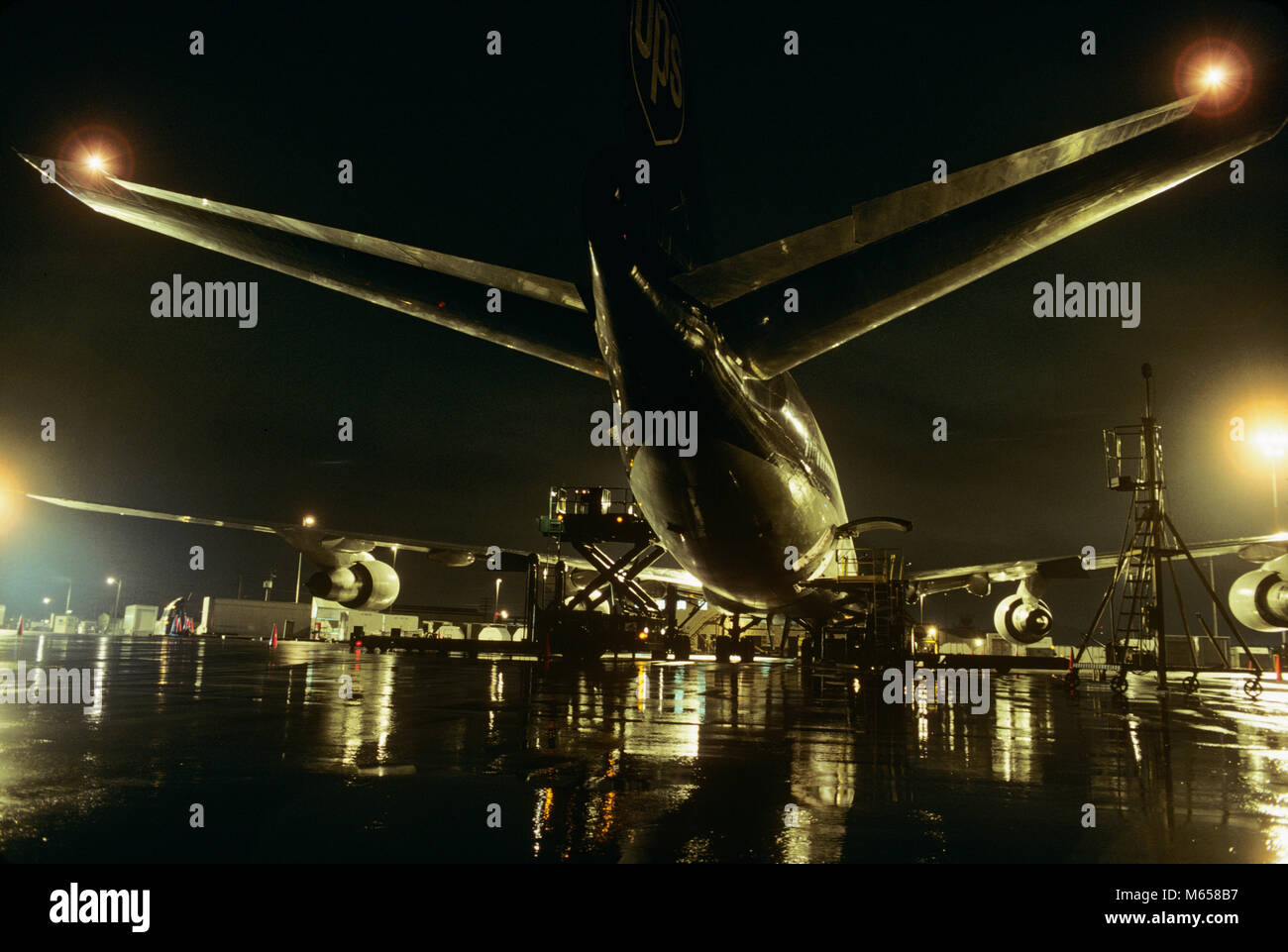 747 CARGO PLANE LOADING - ka8317 CAR005 HARS COURIER Stock Photo - Alamy