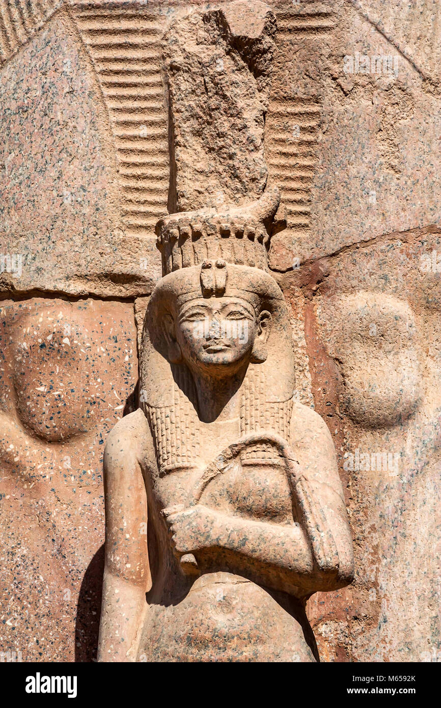 Statue of Ramses II with wife Nefertari in Luxor Stock Photo - Alamy