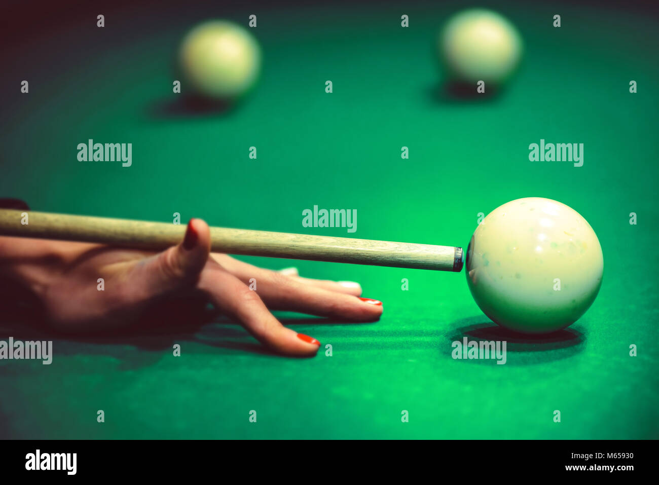 Woman's hand with cue playing pool Stock Photo - Alamy