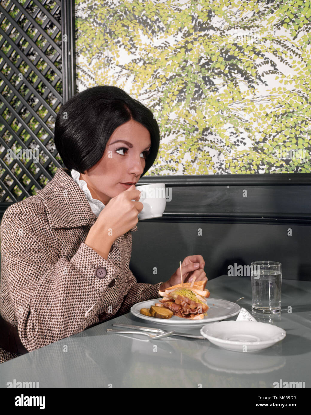 Ladies lunch vintage hi-res stock photography and images - Alamy