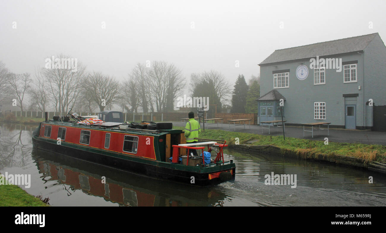 Cruiser style narrow boats hi-res stock photography and images - Alamy