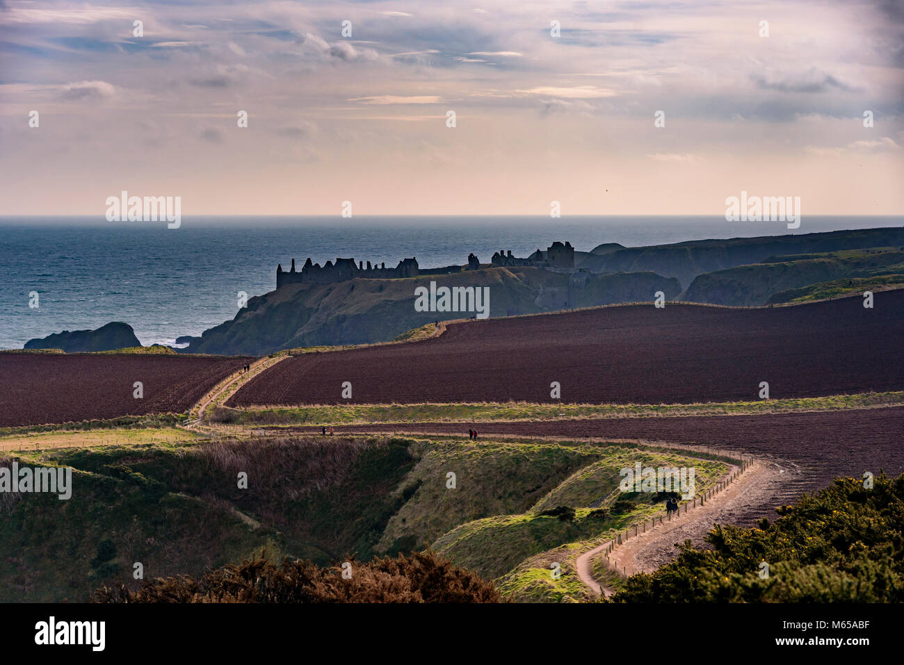 Cliff dunnottar hi-res stock photography and images - Alamy