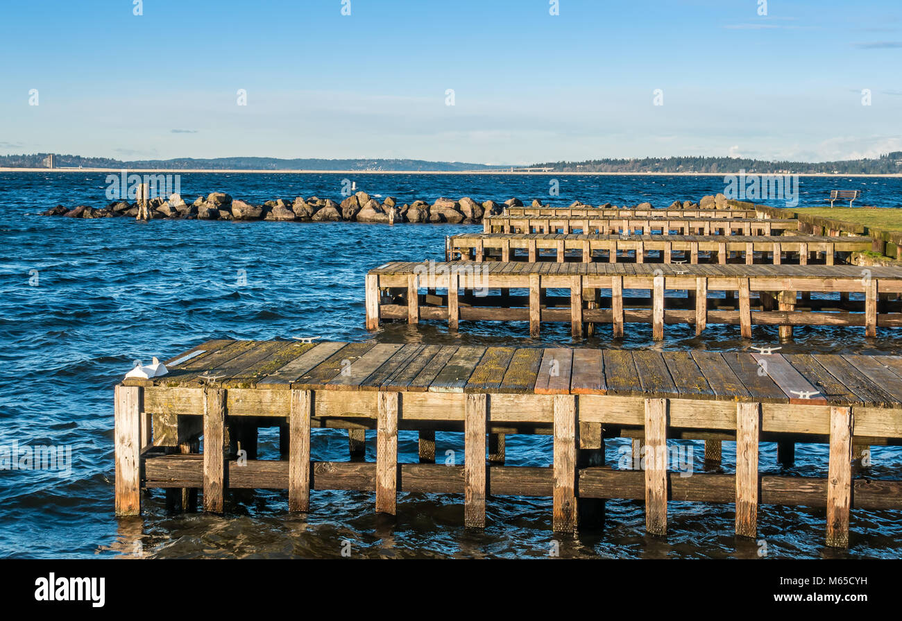 A view of wooden piers on Lake Washington near Seattle Stock Photo - Alamy