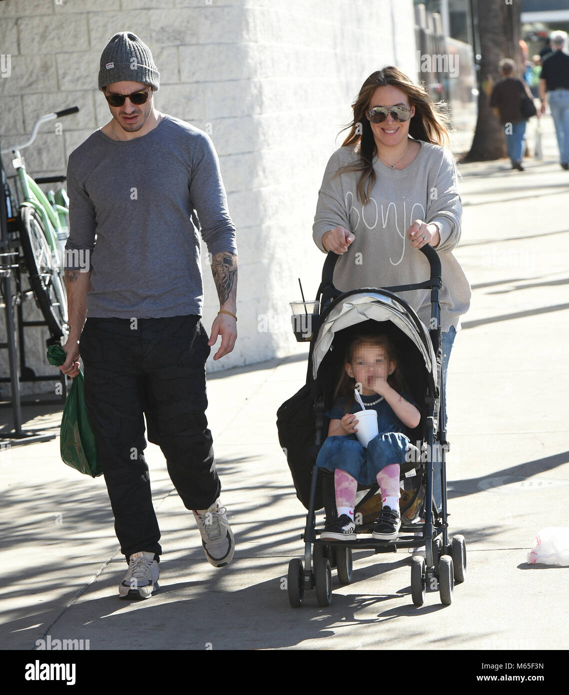 Pregnant Haylie Duff goes to the Farmers Market in Studio City with her ...