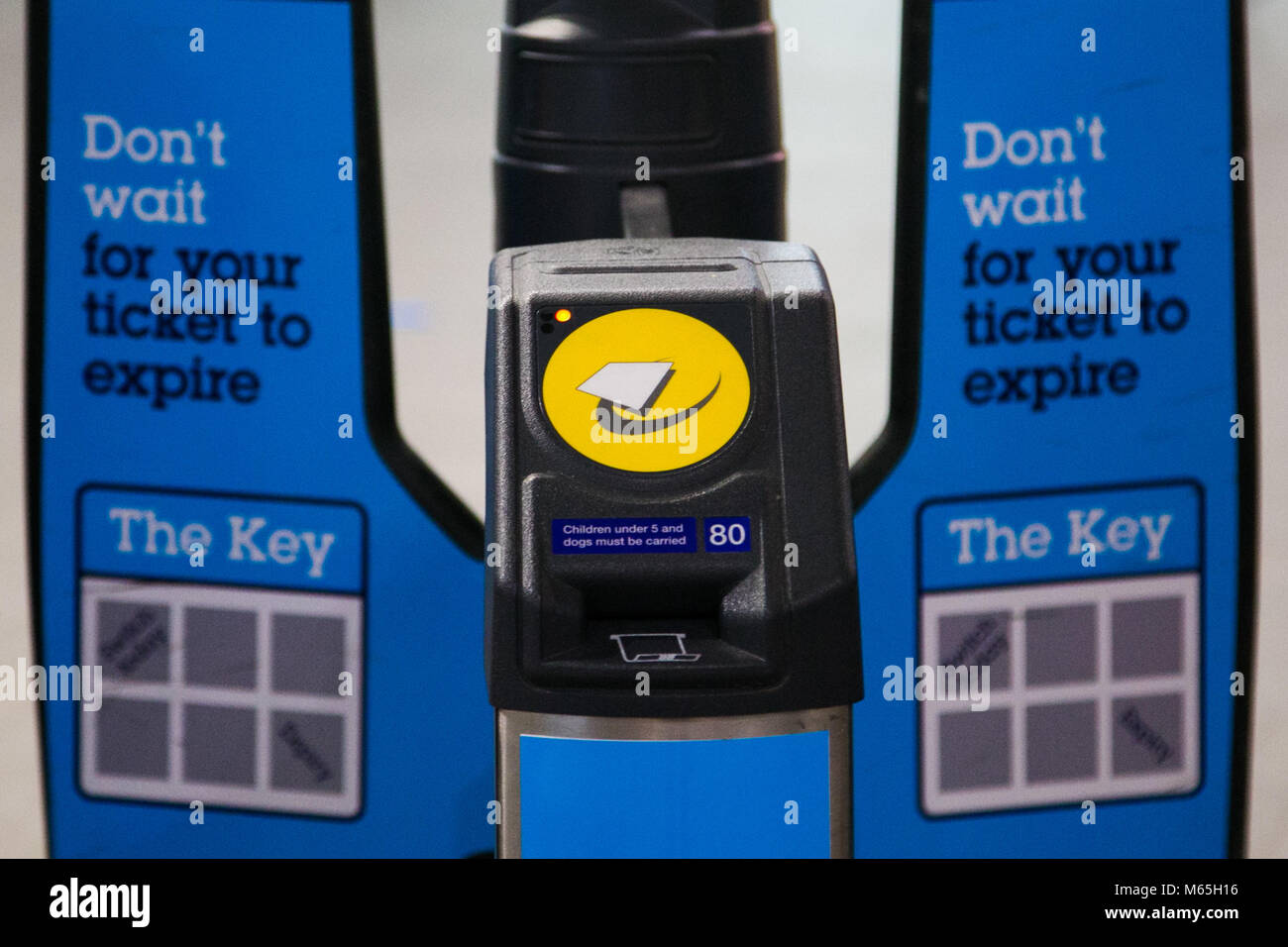 Oyster travel card reader hi-res stock photography and images - Alamy