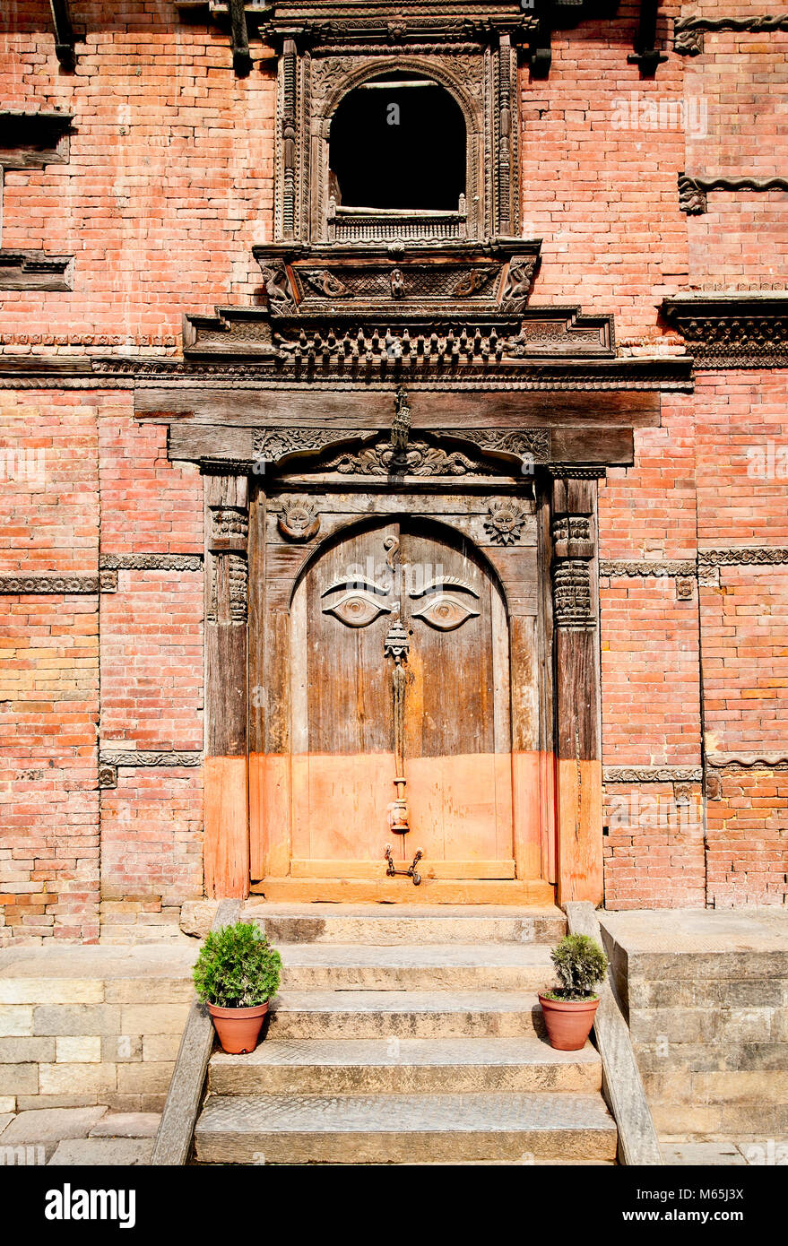 Old wooden door bhaktapur nepal hi-res stock photography and images - Alamy