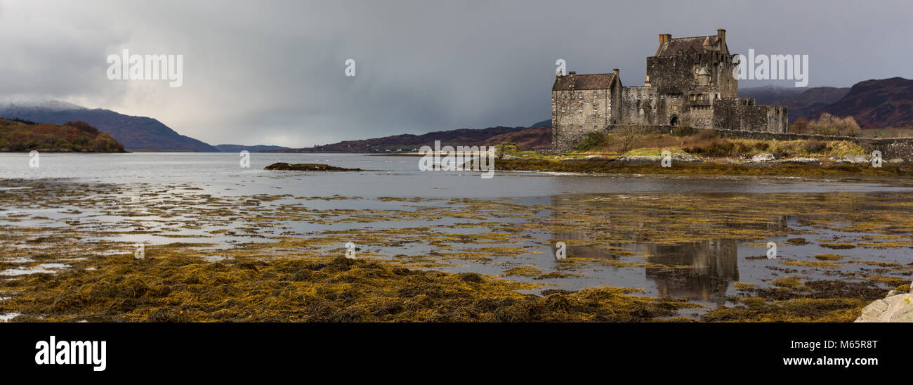 Eilean Donan Castle at low tide - panoramic Stock Photo - Alamy