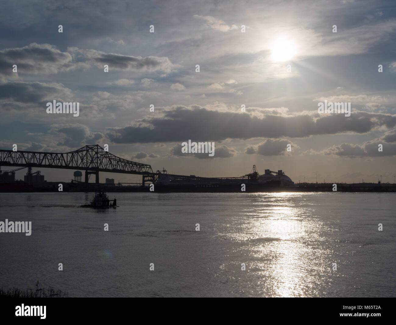 Tugboat bridge hi-res stock photography and images - Alamy