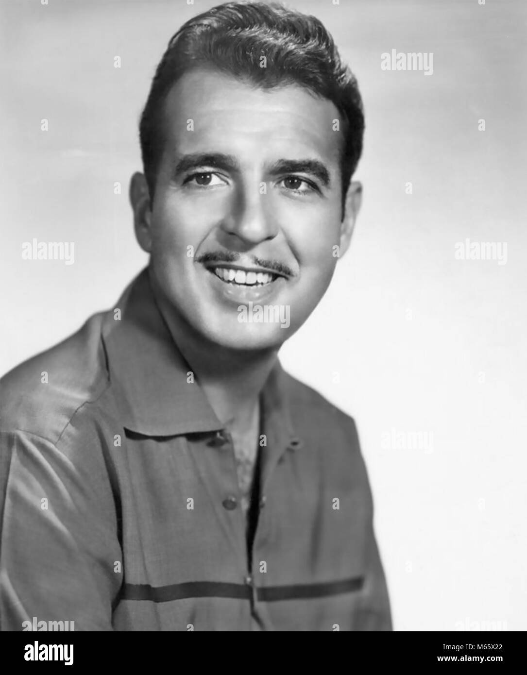 TENNESSEE ERNIE FORD (1919-1991) Promotional photo of American singer ...