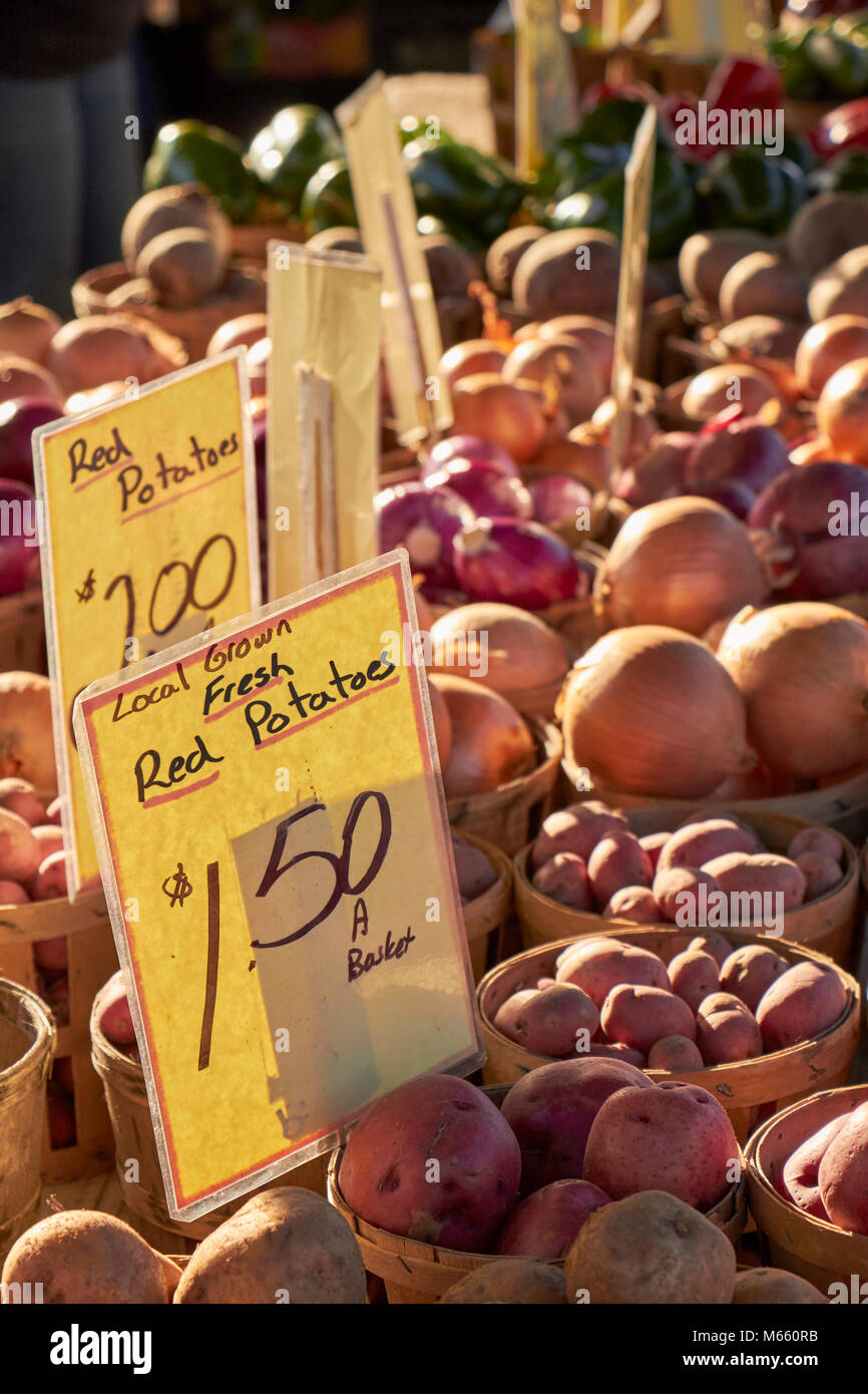 An outdoor produce vendor at Root's Country Market, Amish Country ...