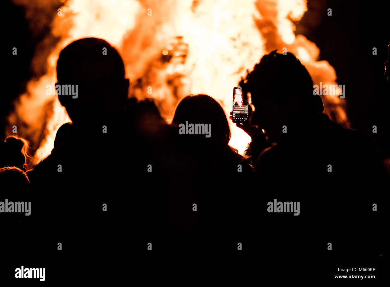 Bonfire people silhouette hi-res stock photography and images - Alamy