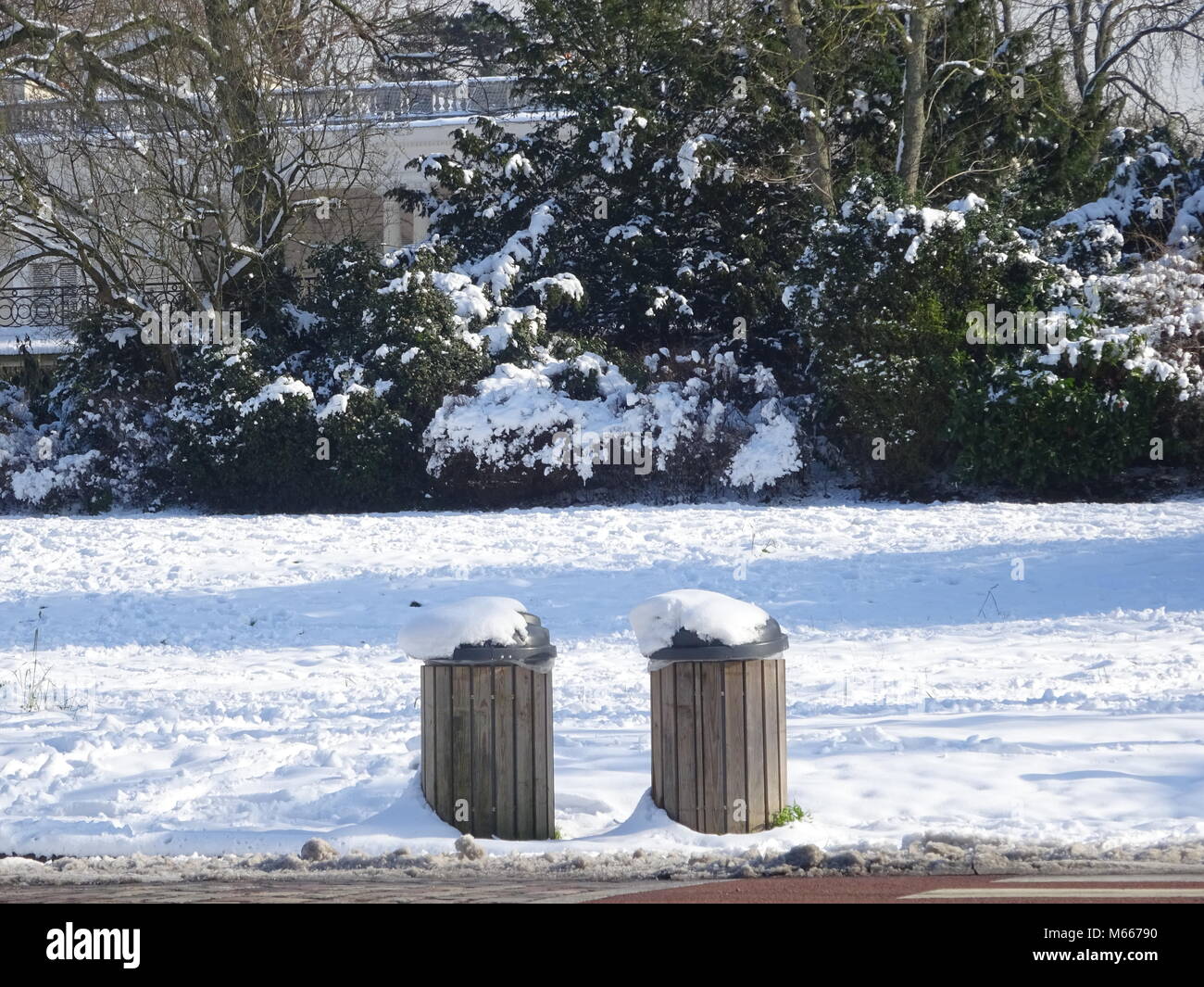 Dustbin lids hi-res stock photography and images - Alamy