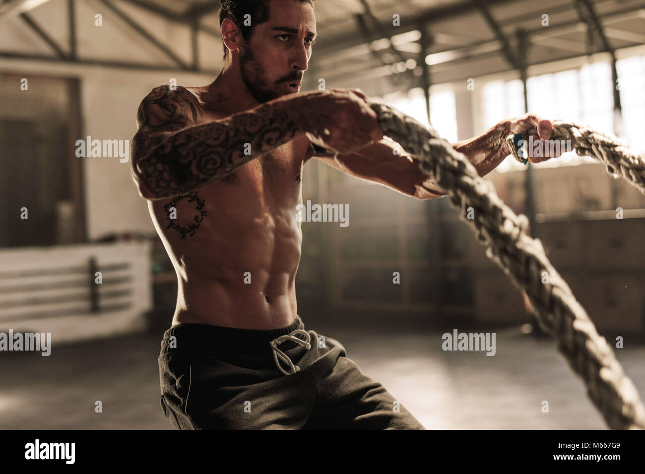 Man men working ropes rope hi-res stock photography and images - Alamy