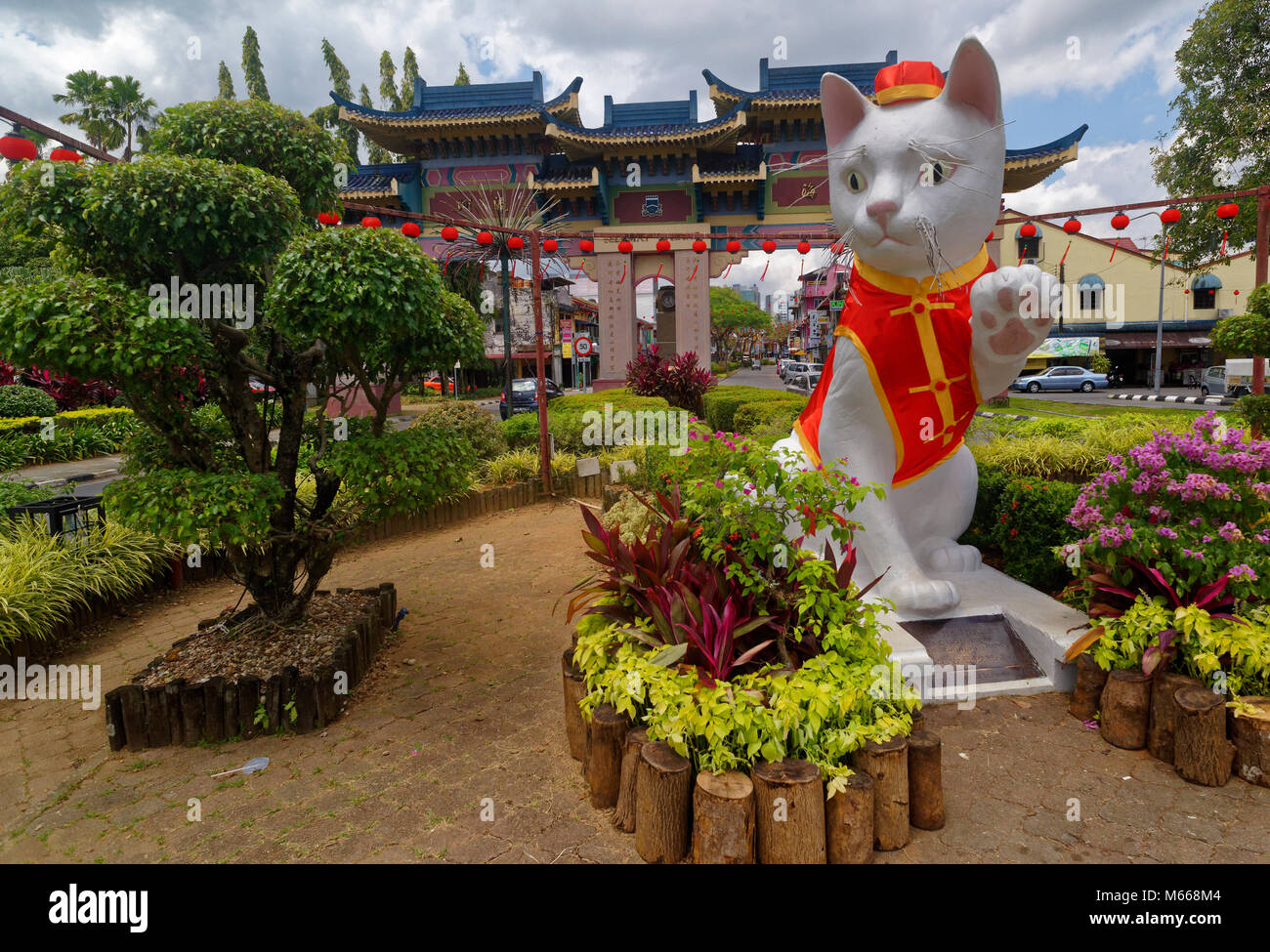Cat statue kuching hi-res stock photography and images - Alamy