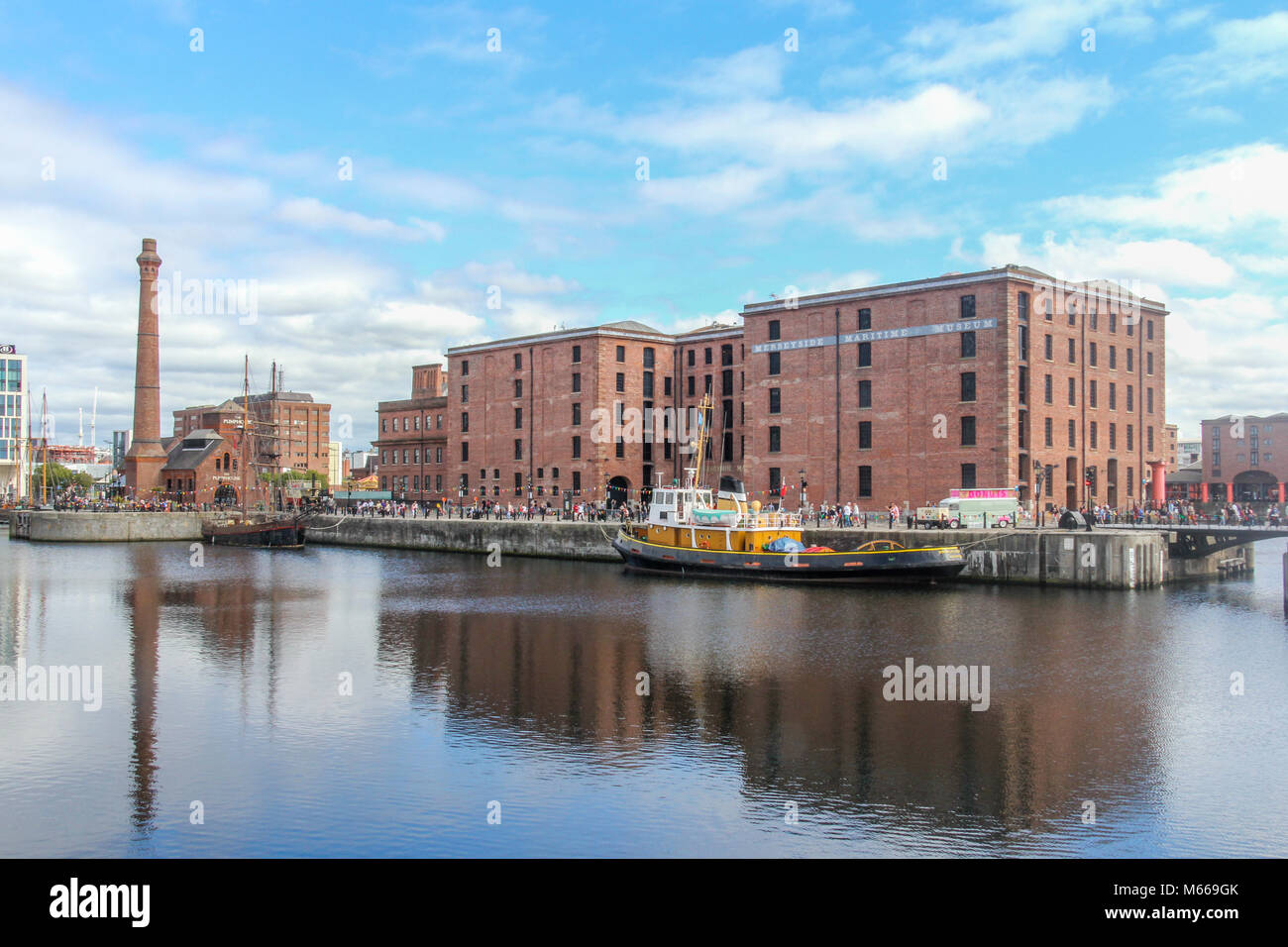 View across Albert Dock to the Pump House pub, Merseyside Maritime ...