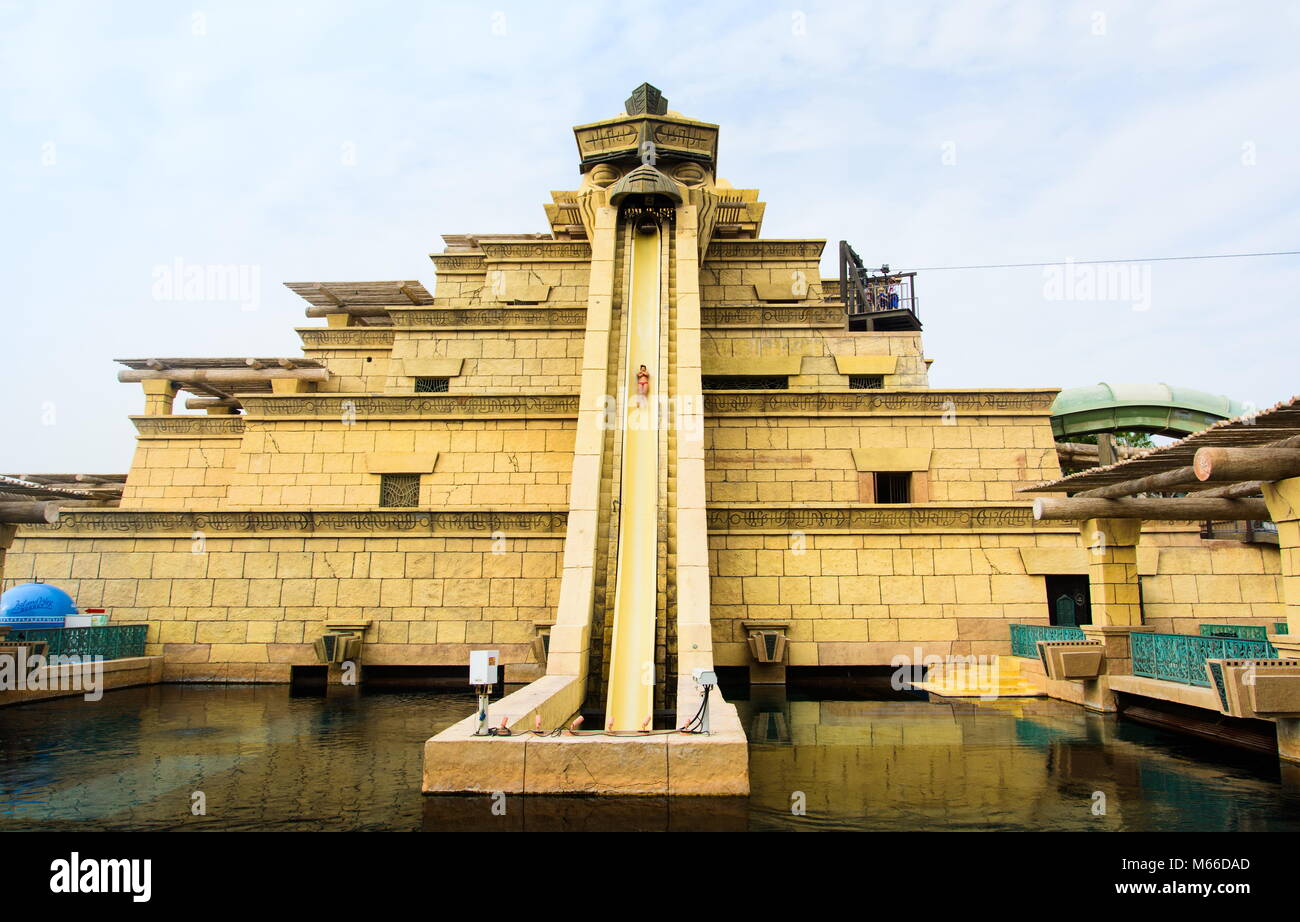 Dubai, United Arab Emirates - February 24, 2018: Atlantis water park ...