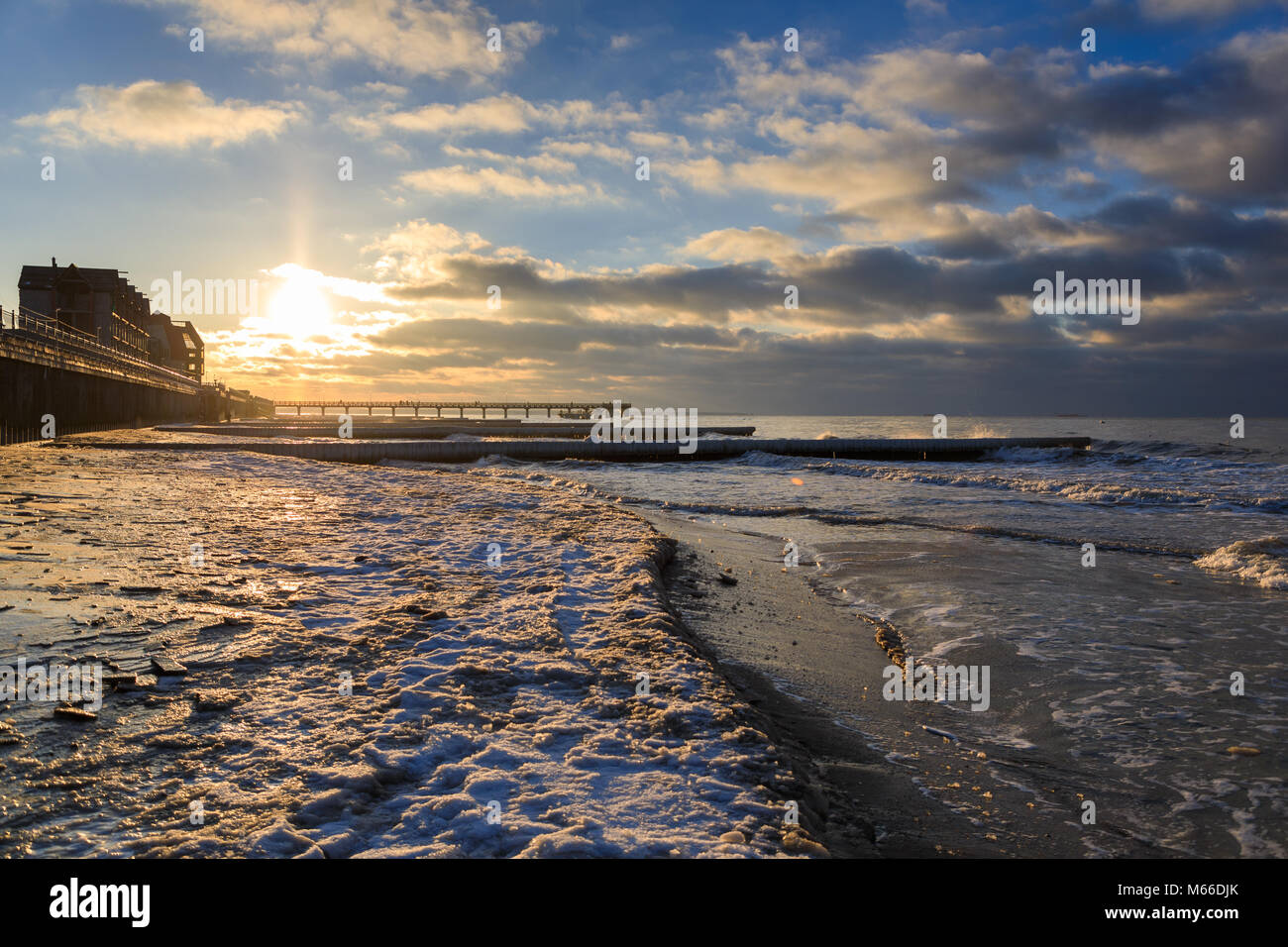 Frozen breakwaters hi-res stock photography and images - Alamy