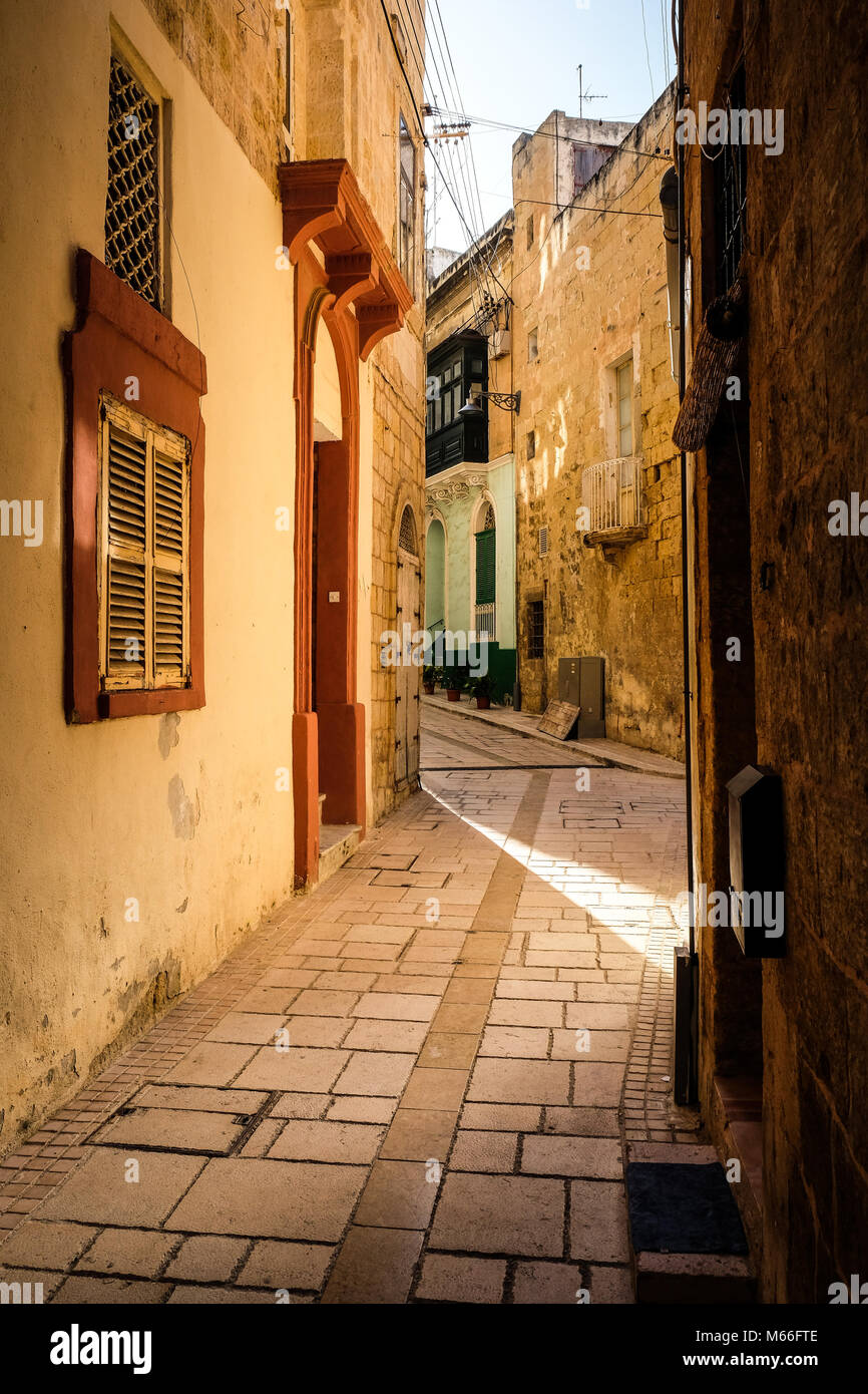Narrow city streets hi-res stock photography and images - Alamy