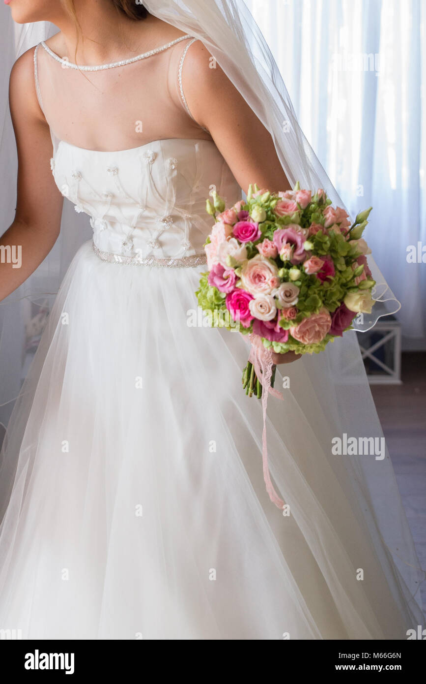 Bride holding a bouquet of roses Stock Photo - Alamy