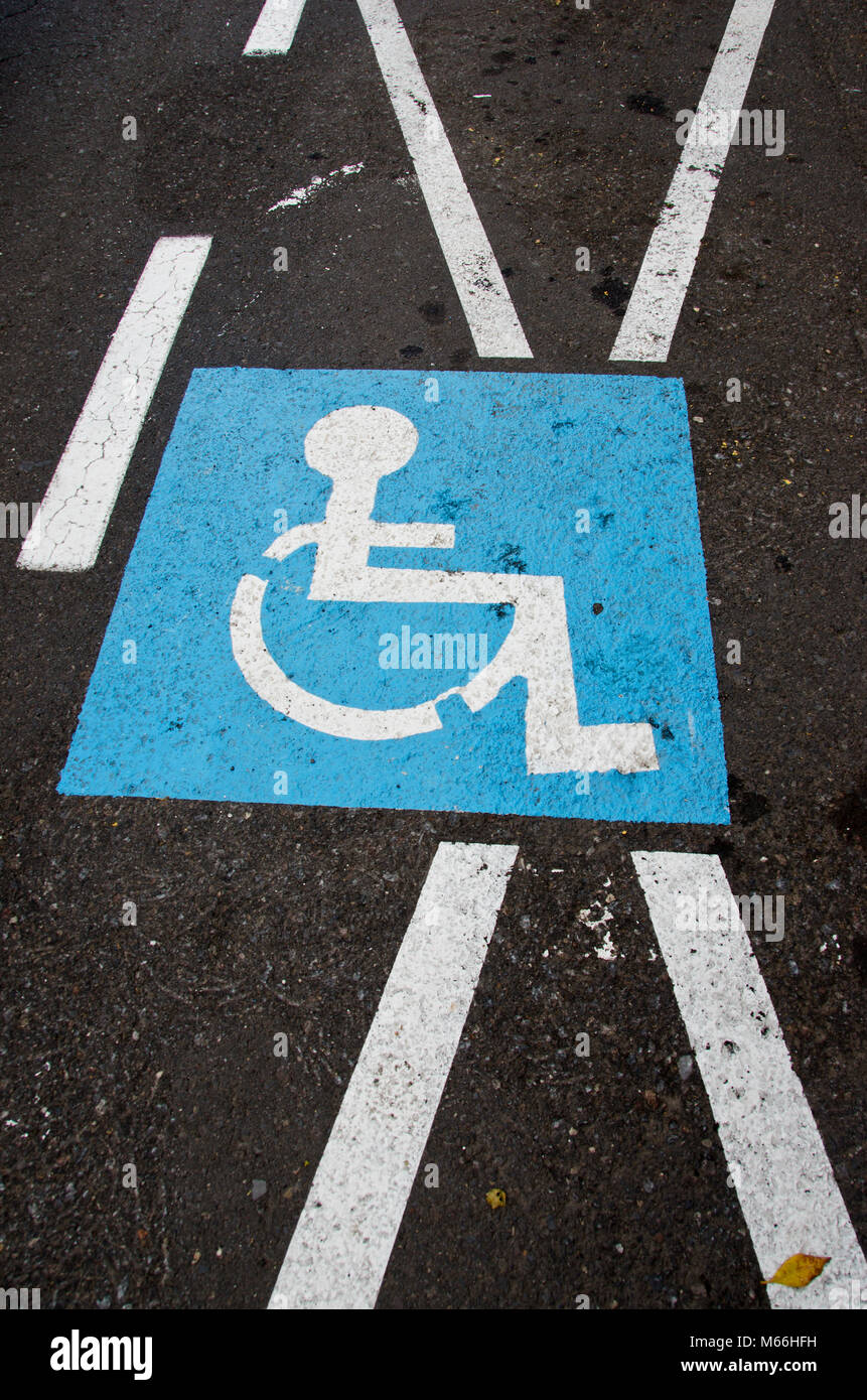 Invalid parking place sign on asphalt road Stock Photo - Alamy