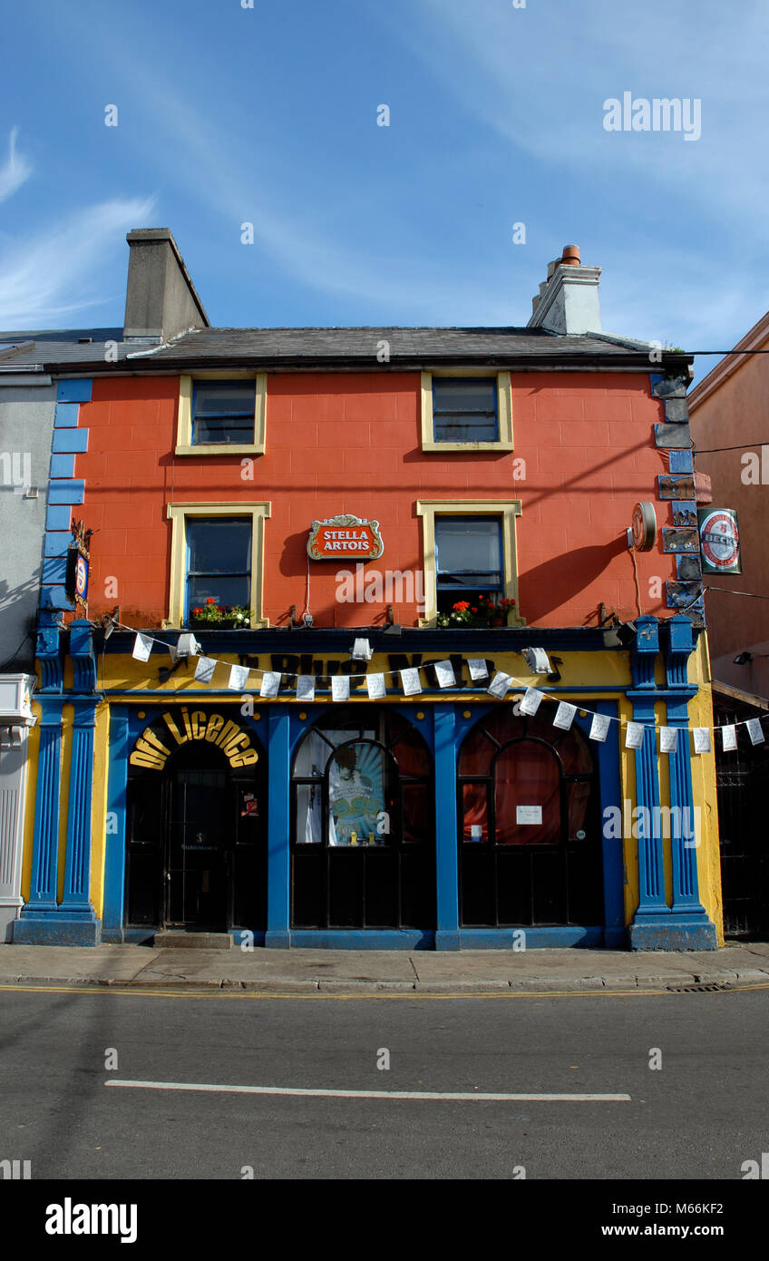 Pub doorway ireland hi-res stock photography and images - Alamy