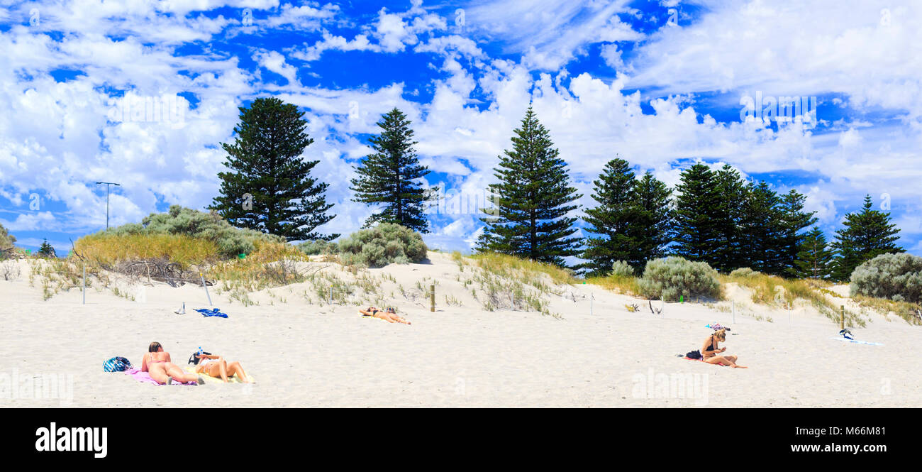 Girls sunbathing in bikinis hi-res stock photography and images - Alamy