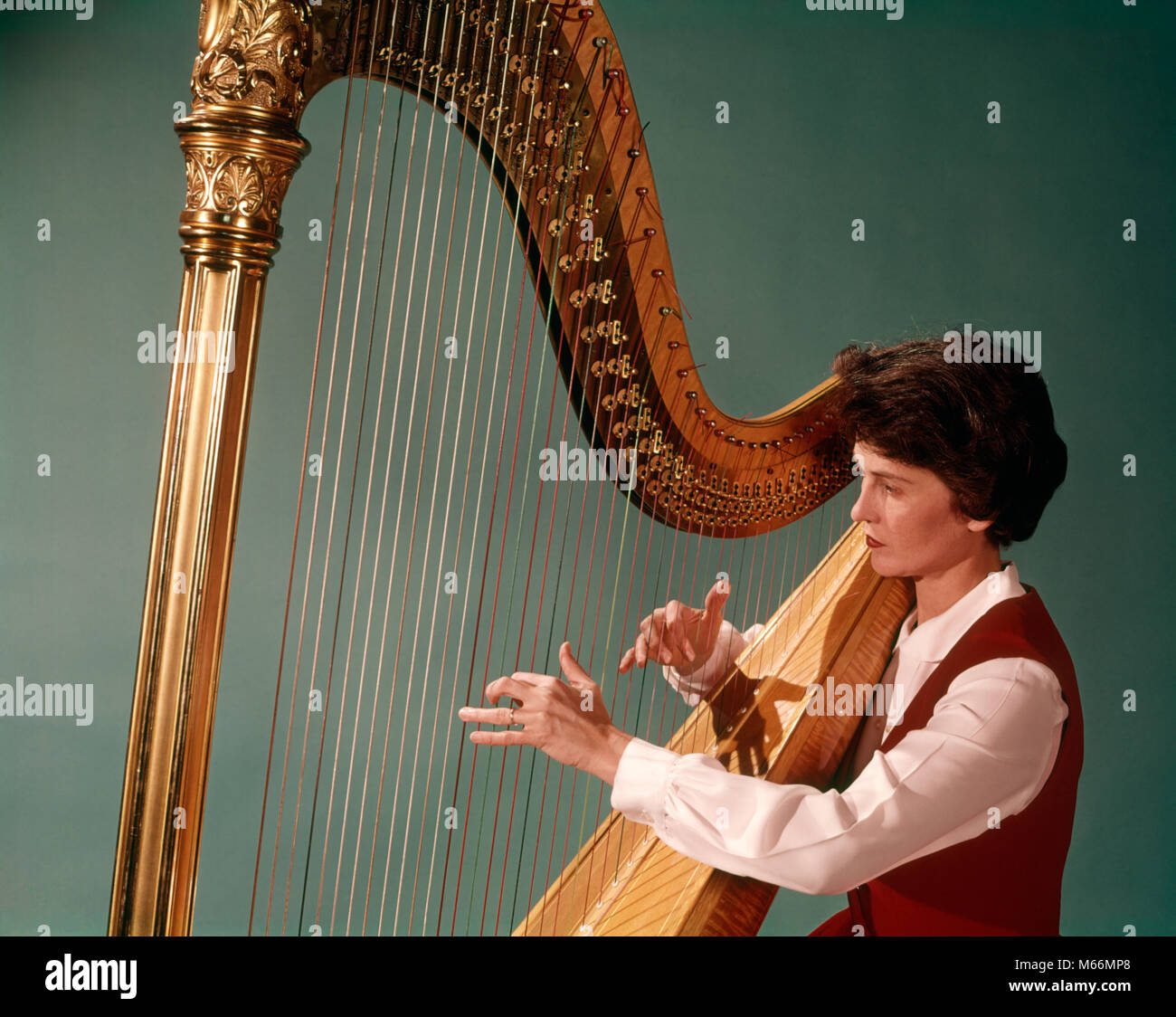 Women playing musical instruments hi-res stock photography and images ...