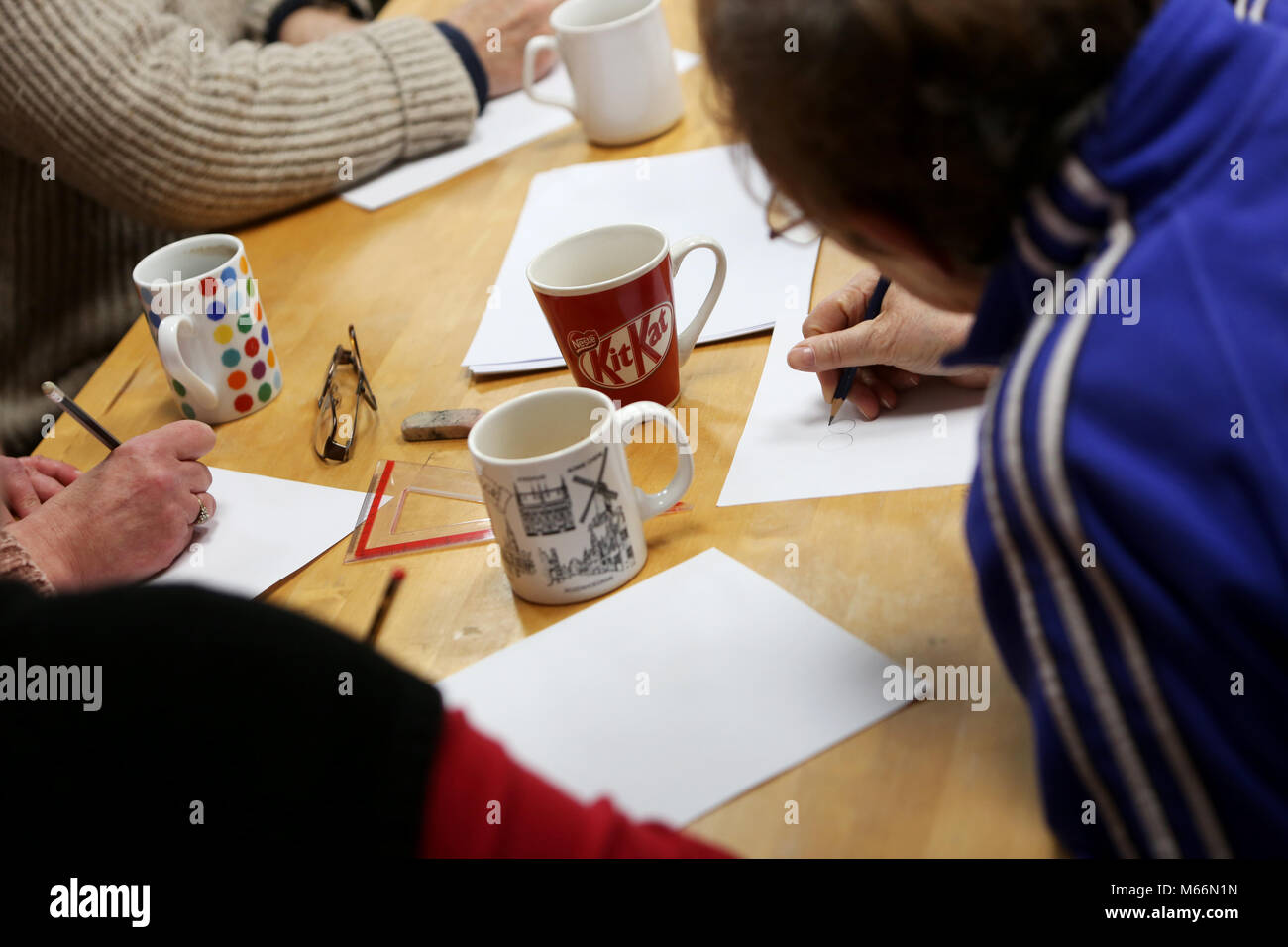 Using pencil and paper hi-res stock photography and images - Alamy