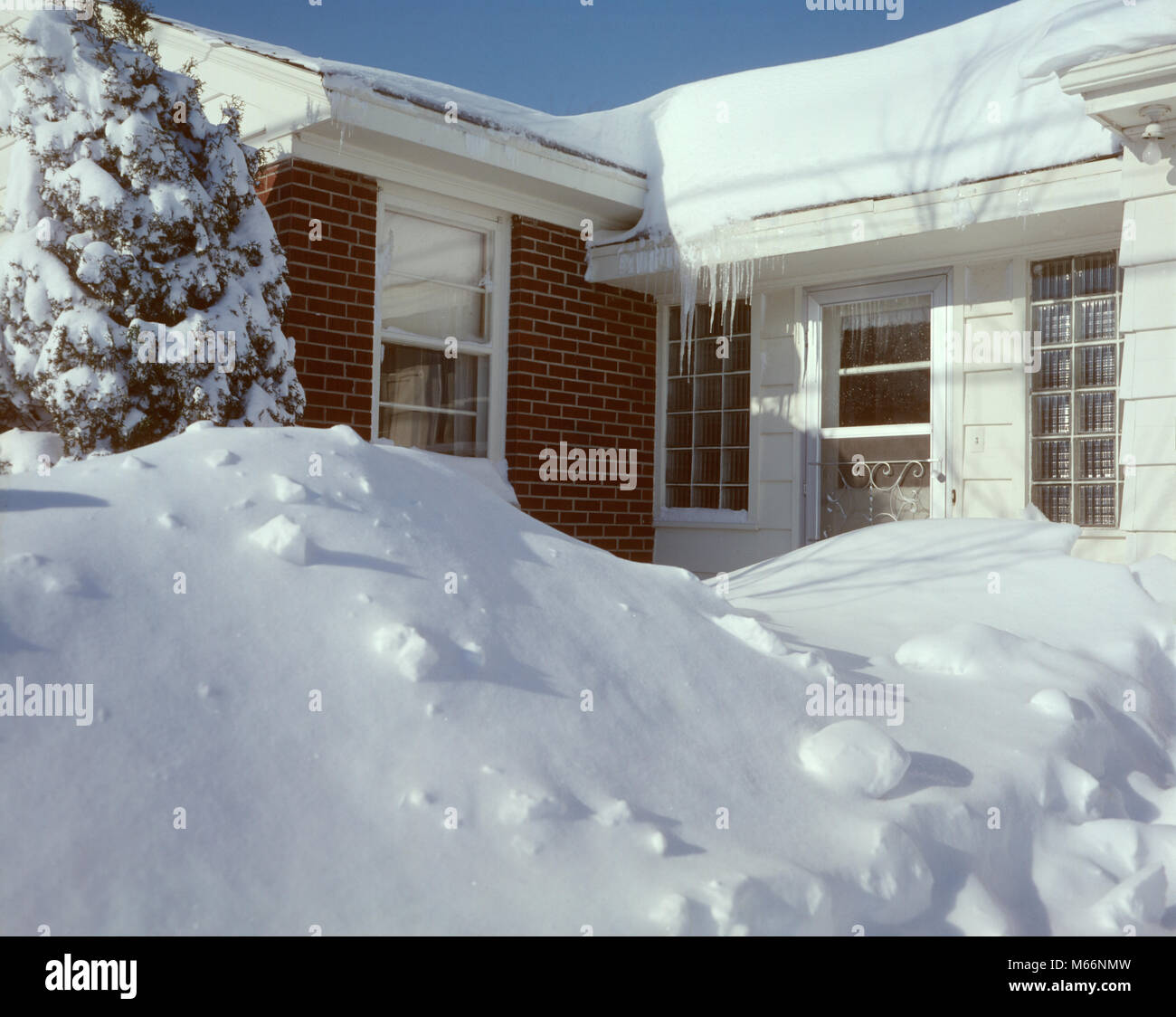 Snow blocking front door hi-res stock photography and images - Alamy