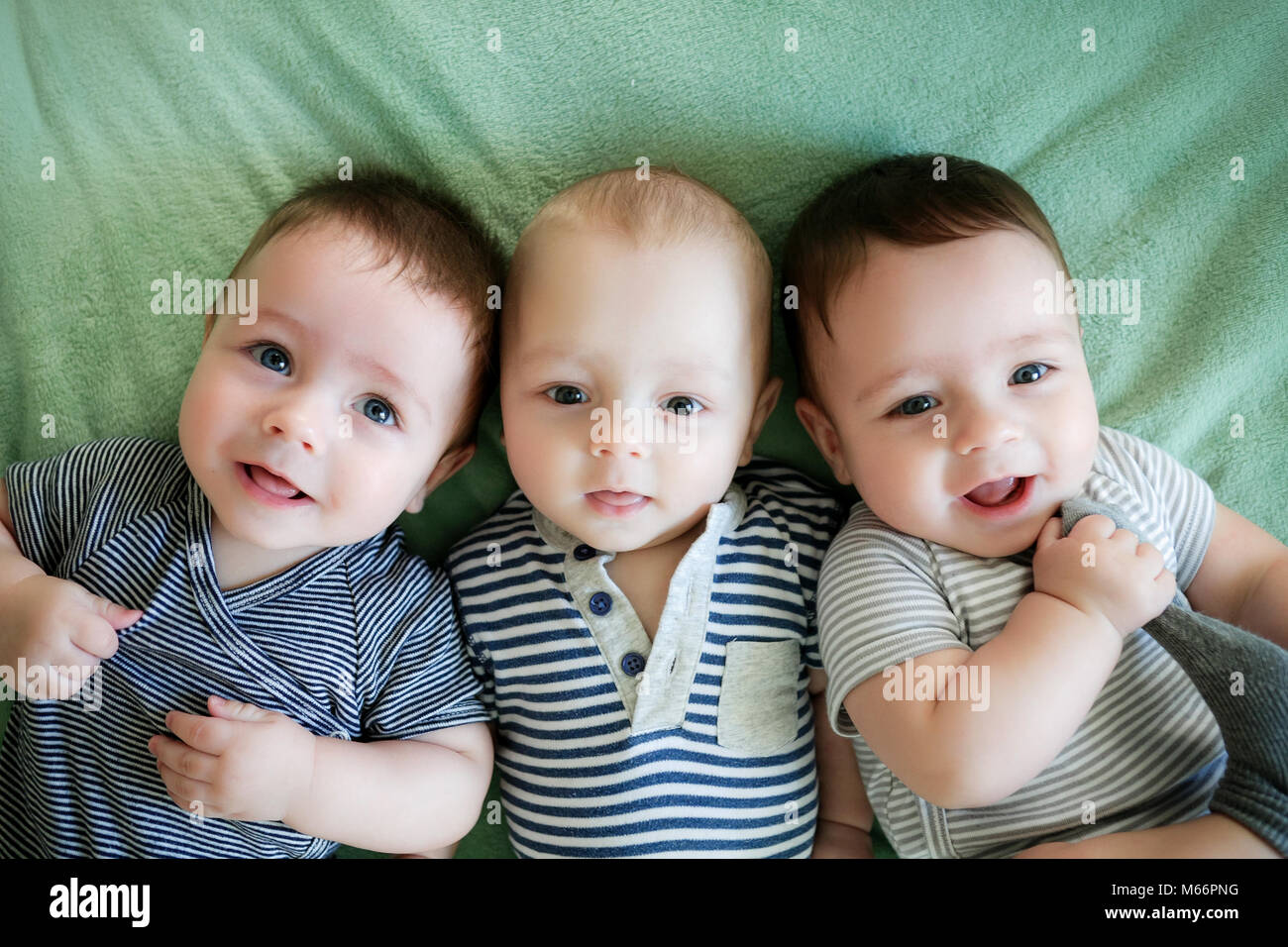 Family bed newborn sibling hi-res stock photography and images - Alamy