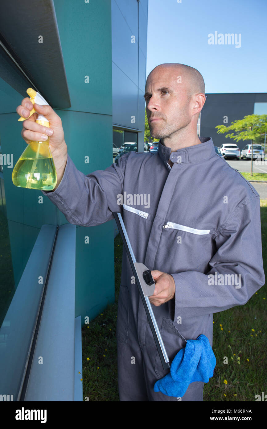 man cleaning the dirty window glass Stock Photo - Alamy