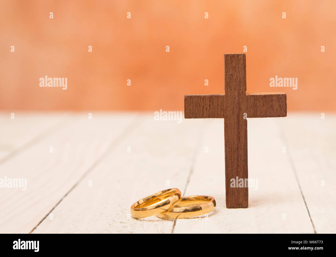 Wedding Bands and the Cross - A covenant before God Stock Photo - Alamy