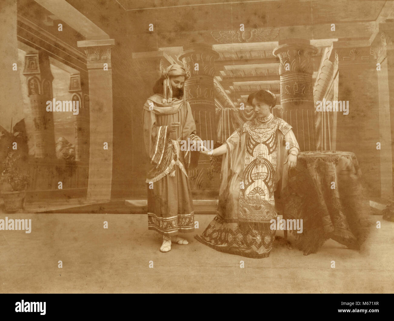 Theatre actors stage hi-res stock photography and images - Alamy