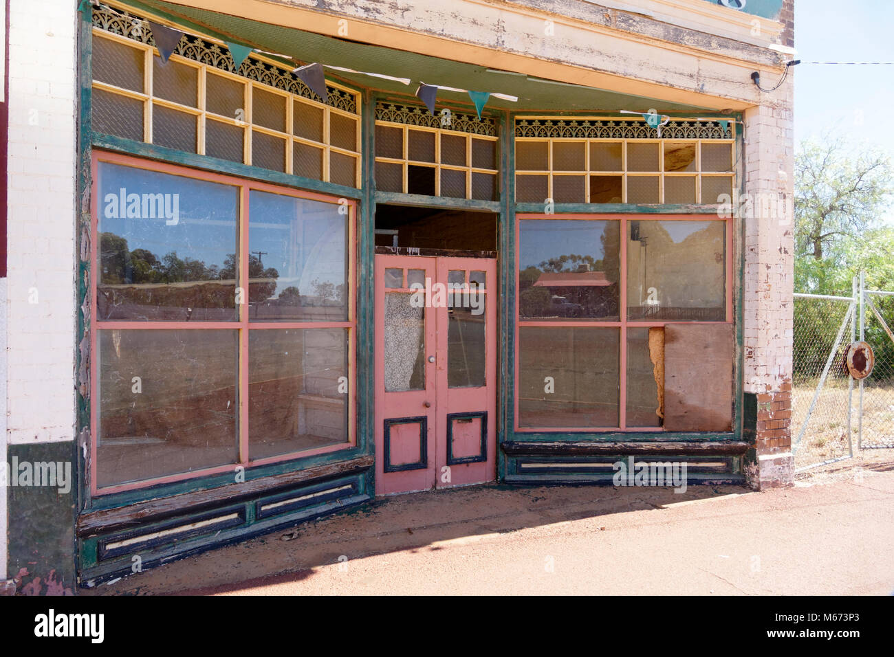 Gold shop front hi-res stock photography and images - Alamy