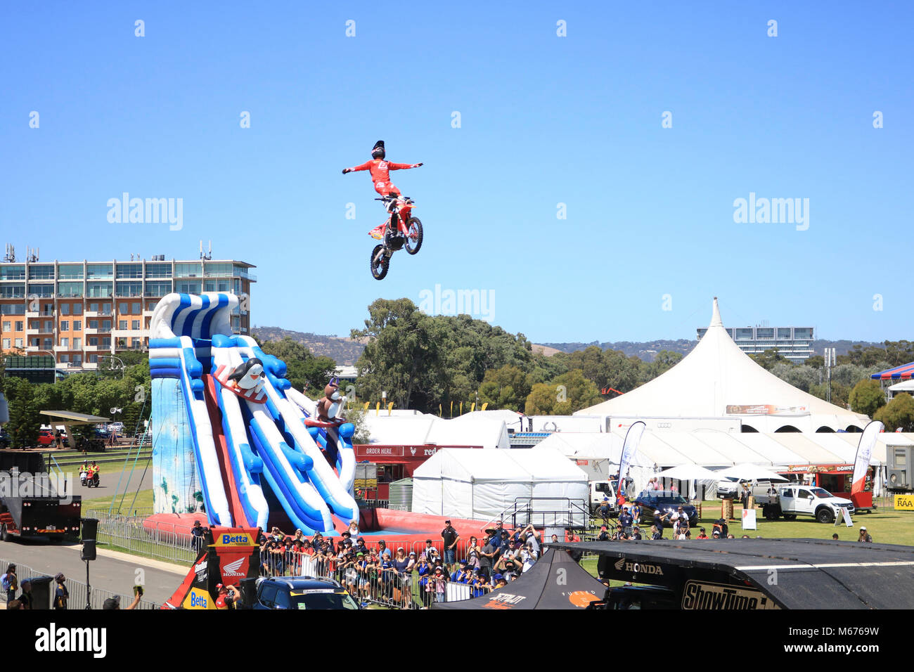 Daredevil stunts hi-res stock photography and images - Alamy
