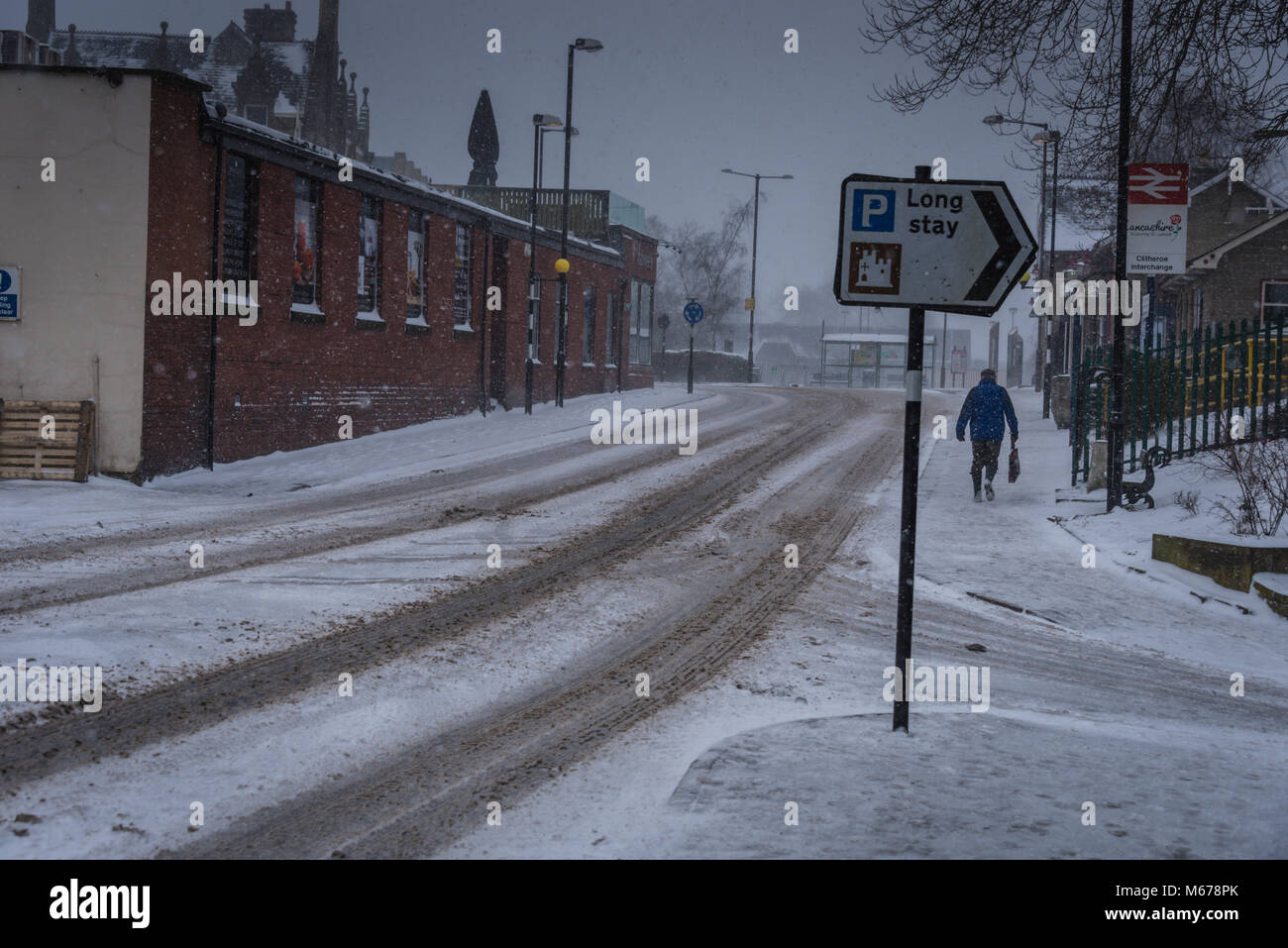 Clitheroe, Lancs. 1st Mar, 2018. UK Weather: Early morning snow brings ...