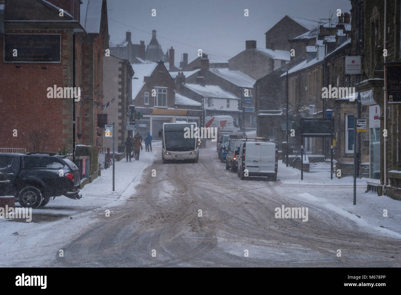 Clitheroe, Lancs. 1st Mar, 2018. UK Weather: Early morning snow brings ...