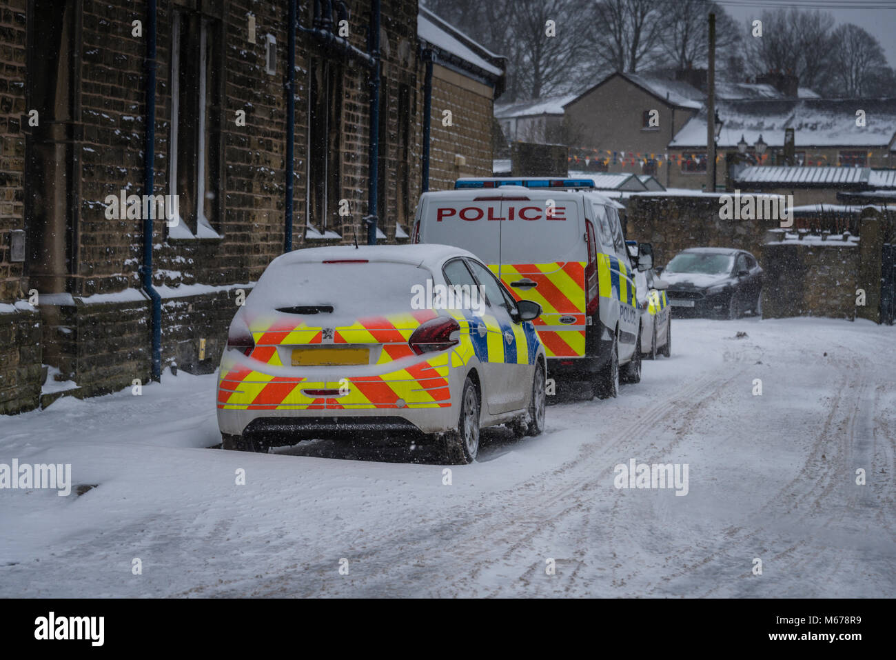 Clitheroe, Lancs. 1st Mar, 2018. UK Weather: Early morning snow brings ...