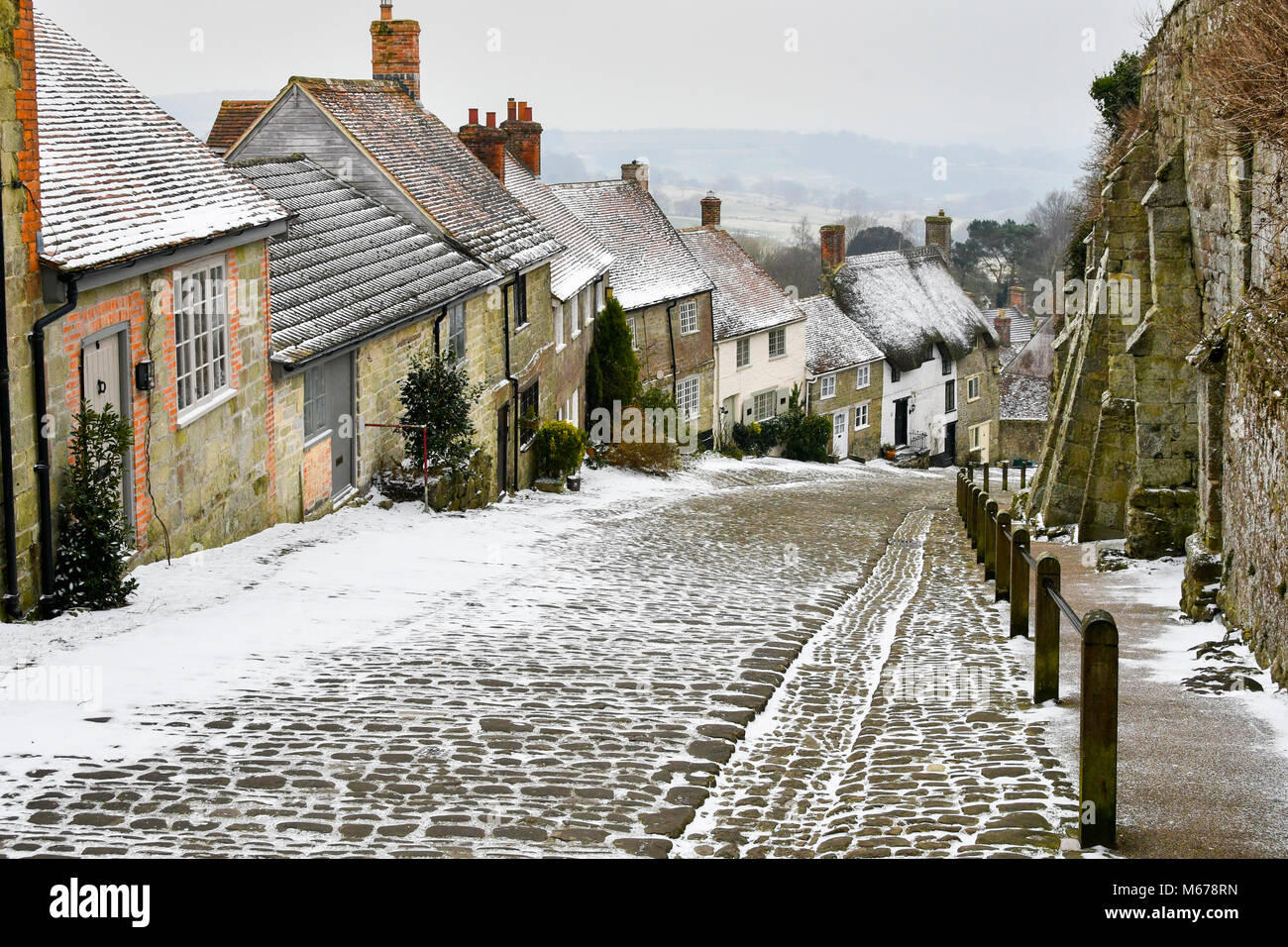 Gold hill snow shaftesbury hi-res stock photography and images - Alamy