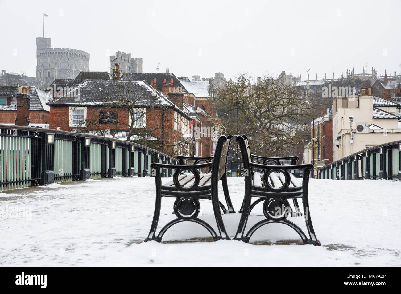 Windsor, UK. 1st March, 2018. UK Weather: Snow lies on Windsor bridge ...