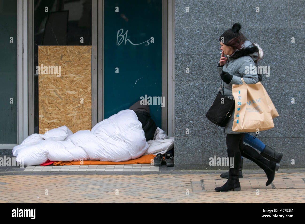 Homeless person standing uk hi-res stock photography and images - Alamy