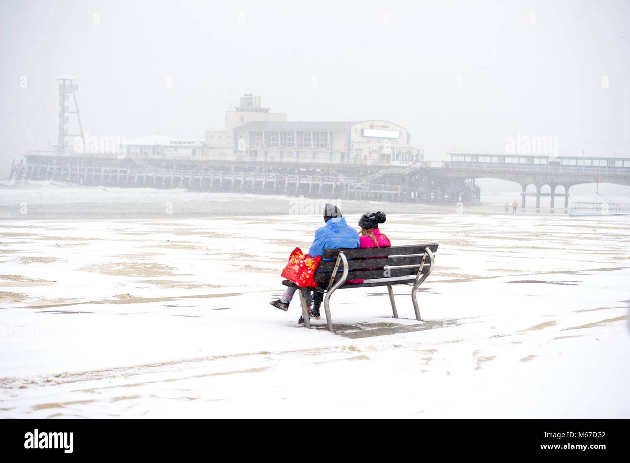 Bournemouth, UK, 1 March 2018. Enjoying the unusual sight of snow on ...