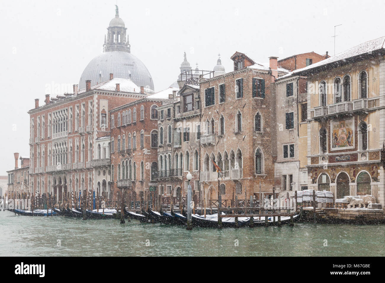 Continuous snowfall hi-res stock photography and images - Alamy