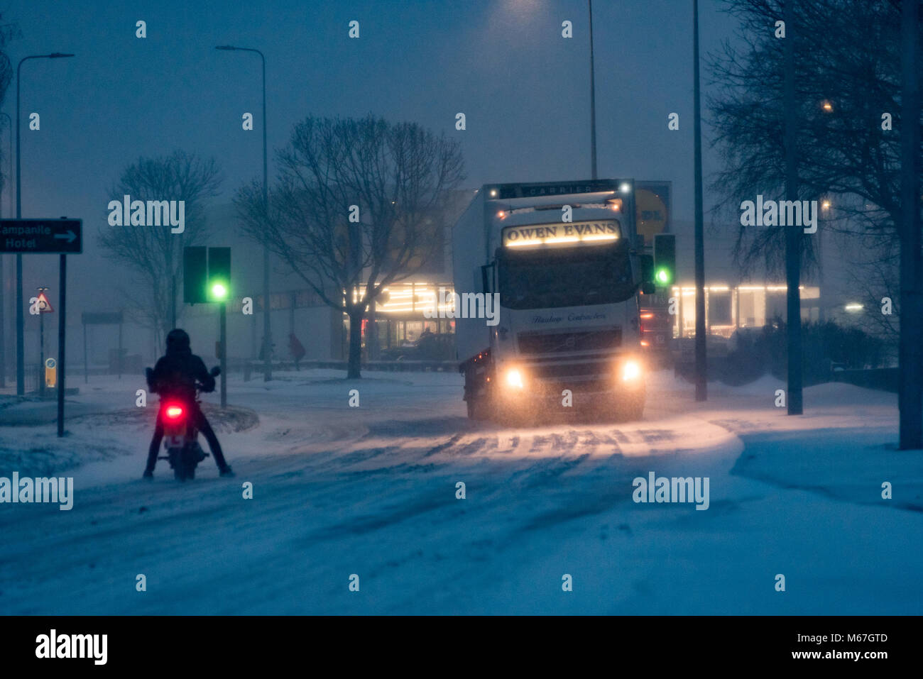 Cardiff, Wales, UK. 1st March 2018. Heavy snowfall in Cardiff heralds ...