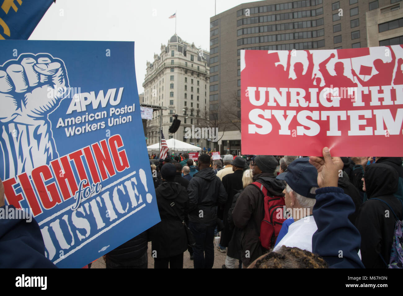 Members of the American Postal Workers (APWU) union and other union ...