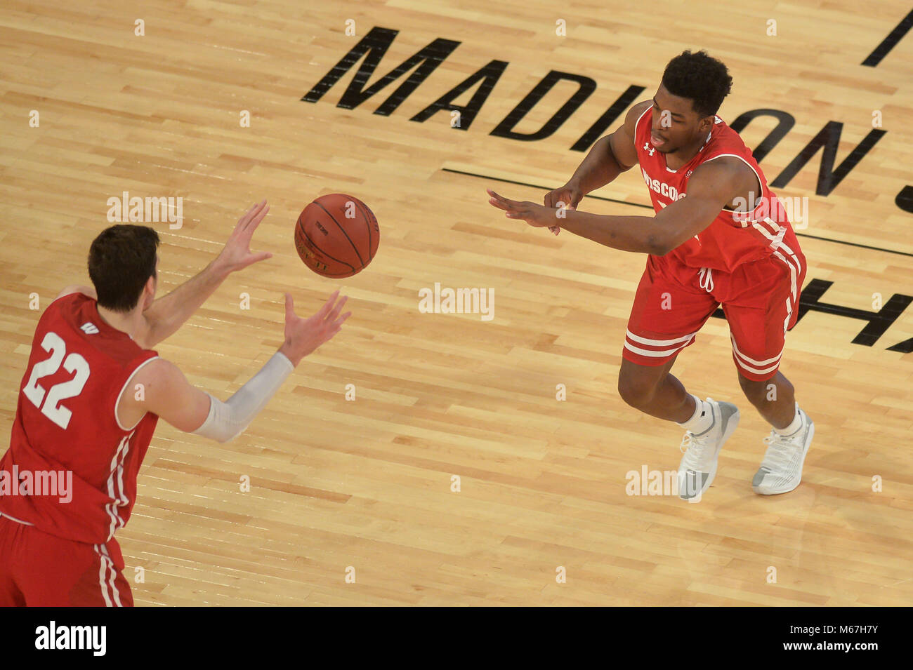 New York, New York, USA. 1st Mar, 2018. KHALIL IVERSON (21) passes to ...